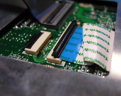 How to Reseat the Touch Sensitive Panel Cable of the Area-51 m15x ...